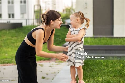 어머니는 야외에서 유아와 이야기하고 있습니다 초기 가족 모성 사랑의 개념 2 3 살에 대한 스톡 사진 및 기타 이미지 2 3 살 20 24세 2명 Istock