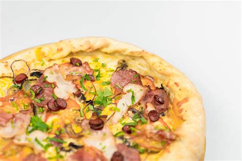 겨자 소스 모짜렐라 치즈 사냥 소시지 파 버섯 회색 배경에 마늘 기름을 곁들인 피자 과일에 대한 스톡 사진 및 기타 이미지 Istock