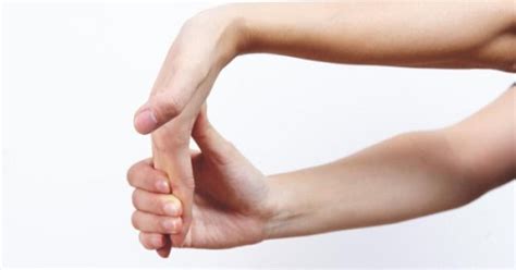 손목이 저릿하고 엄지손가락에 힘이 빠진다면