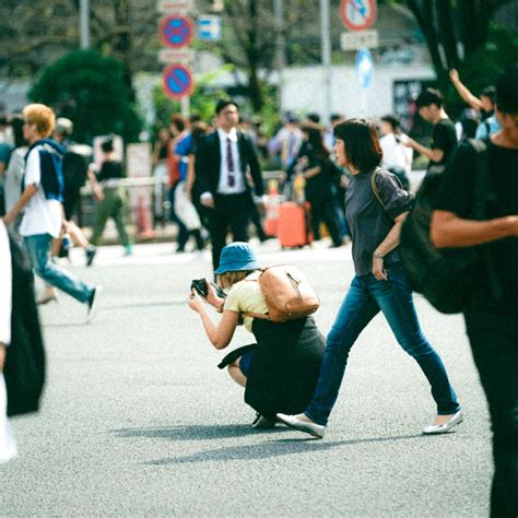 집 밖의 개인적 표현 거리 거리 사진 거리 스타일 걷고 있는 공공 설정 공공 장소 군중 다문화 다양한 다큐멘터리 스타일 도시 도시 풍경 도시의
