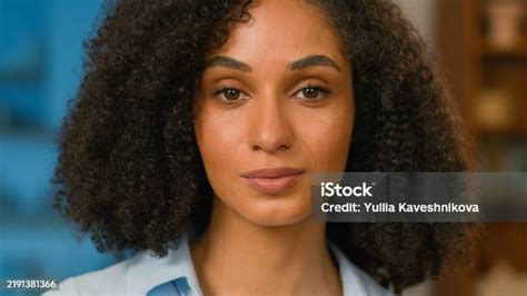 닫다 자신감 있는 아프리카계 미국인 여성 여성 소녀 카메라를보고 표정 얼굴 민족 레이디 모델 자세 결정적 긍정적인 안전한 성공한 성공한 사업가 곱슬 머리 집 어머니 엄마