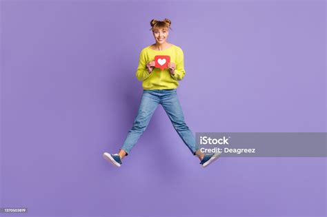 보라색 색 배경에 고립 된 재미 가 아이콘 게시물처럼 손에 들고 점프 사랑스러운 쾌활한 소녀의 전체 길이 몸 크기 보기 금발 머리에 대한 스톡 사진 및 기타 이미지 Istock