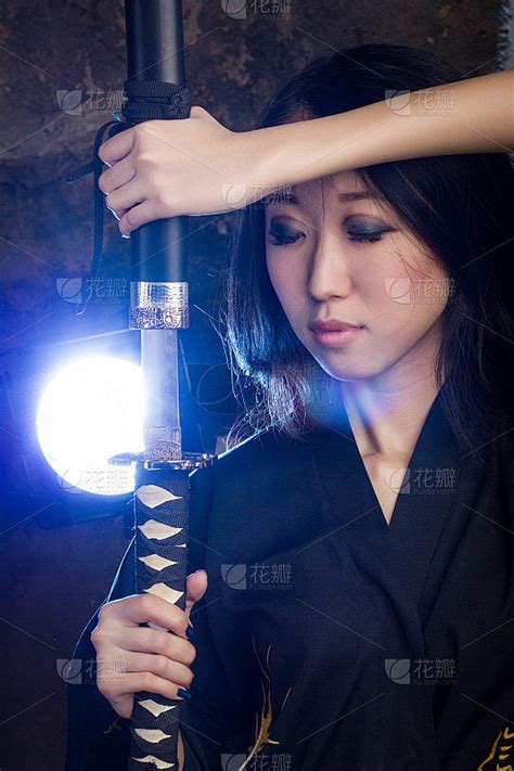 穿着和服和武士刀的美丽亚洲女孩