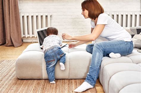 아침에 멀티 태스킹 아이들과 함께 독창적 인 현대 어머니 엄마와 아기는 현대 기술과 가제트입니다 집에서 일하기 가족에 대한 스톡 사진 및 기타 이미지 Istock