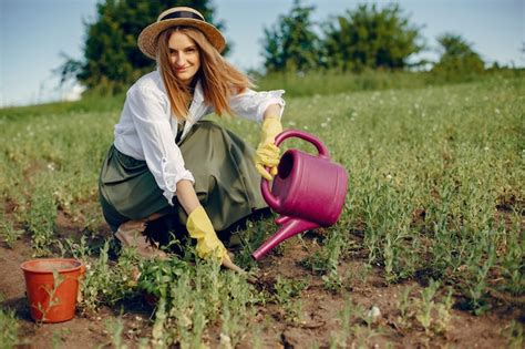 Hermosa Mujer En Un Campo De Verano Foto Gratis