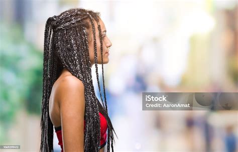 사이드로 보고 격리 된 배경 위에 착 색 흠 출생 마크와 젊은 꼰된 머리 아프리카계 미국인 긴장 자신감 미소와 자연 스러운 얼굴