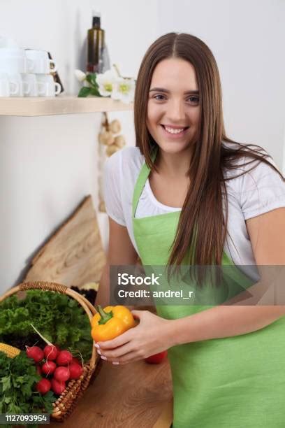 부엌에서 요리 하는 젊은 여자 야채와 과일의 전체 종이 가방을 들고 소녀 Householding 맛 있는 음식과 채식주의 라이프 스타일 개념 가정 생활에 대한 스톡 사진 및