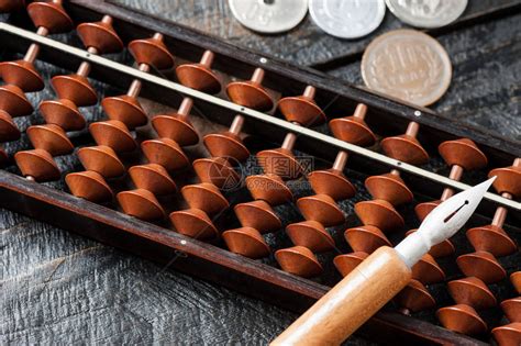 桌子上的日式竹算盘高清图片下载 正版图片504554252 摄图网
