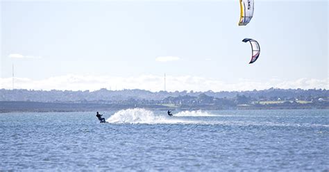여름휴가 물살 가르며 연과 날아볼까수면 아래서 물고기떼와 노닐까
