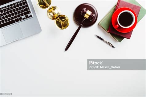 노트북 책 펜 컵 커피 판사 망치와 법률 Symbolsjustice 및 법률 개념의 백색 변호사 책상 0명에 대한 스톡 사진 및