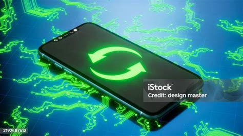 스마트 폰 네온 에너지 Cpu 회로 기판 배경 일렉트릭 블루 기술 Ai 기반 혁신 업데이트 수명 미래 지향적 인 돌파구에서 빛나는 녹색 업데이트 화살표 3d 렌더링 0명에