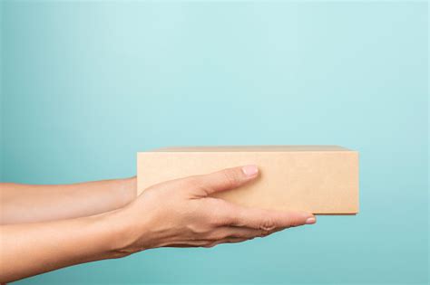 밝은 파란색 배경에 갈색 직사각형 판지 상자를 들고있는 여자 손 모형 소포 상자 포장 쇼핑 배달 선물 선물 개념 바로 위에 대한 스톡 사진 및 기타 이미지 Istock