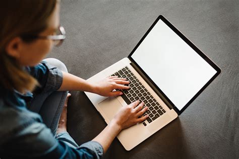 아름다운 행복한 젊은 여성 작업 및 침실에서 흰색 빈 화면 노트북 컴퓨터를 사용하여 프리랜서 쓰기 입력 소셜 애플 리케이션의 소녀 커뮤니케이션 및 기술 개념 맨 위 보기