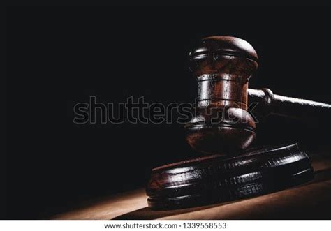 Деревянный придворный молоток на черном фоне стоковая фотография редактировать 1339558553