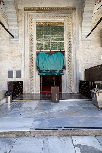 2024년 5월 18일 터키 이스탄불 우스쿠다르에 있는 예니 발리데 모스크 안뜰에서 바라본 모습 예니 발리데 모스크는 술탄 아흐메드 3세가 지은 18세기 오스만 모스크입니다