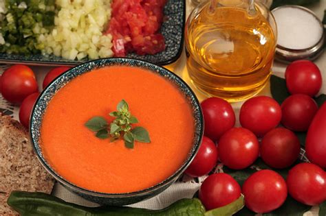 피망 바질 양파 오이 올리브 오일을 곁들인 토마토 가스파초 0명에 대한 스톡 사진 및 기타 이미지 0명 가스파초 건강한 생활방식 Istock