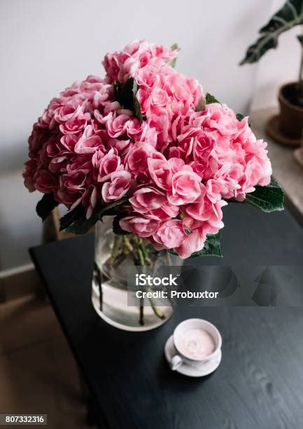 거 대 한 아름 답 고 무성 한 핑크 수 국 커피잔 검은 나무 커피 테이블에는 배경에 나무의 자 개화기에 대한 스톡 사진 및 기타 이미지 Istock