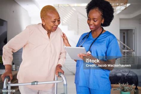 늙은 여자 보행기 및 장애 간호사 및 태블릿 의료 결과 및 도움 물리 치료 및 간병인 관절염 골다공증 및 지원 재활 및 디지털 기록이 있는 여성 아프리카계 미국 민족에 대한