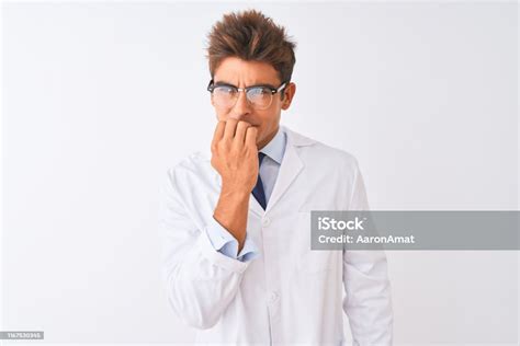 젊은 잘 생긴 Sciencist 남자 안경과 코트 위에 고립 된 흰색 배경 찾고 스트레스와 긴장 입 물고 손톱에 손으로 불안 문제 감정에 대한 스톡 사진 및 기타 이미지