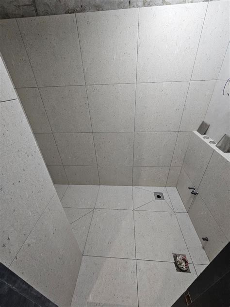 피넛화이트 타일 시공 중 모습 덕소 벽산 메가트리움 타일 시공이 거의 마무리됐어 조명색이 주광이라 창백해보이긴 하는데 실제로