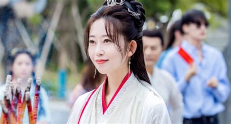 富婆砸錢找鮮肉演古裝劇！「才開拍2個月」怒控前經紀人騙錢