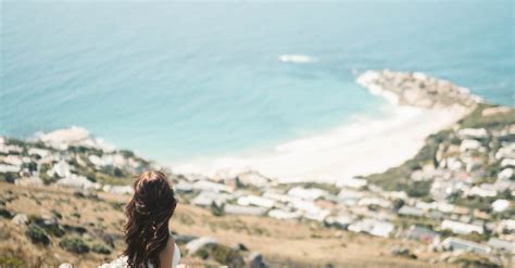 검은 색 반바지 경치 경치가 좋은 고요함 관광 남아프리카 해안 남아프리카공화국 내려다 보는 대서양 독주 여행 레저 머리카락 명상 모험 모험가 바다