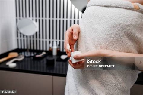 욕실의 병에서 보습 크림을 복용하는 여성의 손을 닫습니다 그녀의 건조한 안색을 돌보는 여자 25 29세에 대한 스톡 사진 및 기타 이미지 Istock