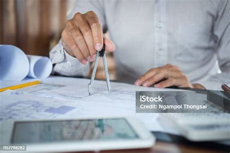 건축 엔지니어링 또는 건축가가 작업장에서 청사진 검사를 하는 동안 건축 프로젝트 작업에 대한 정보 도면 및 스케치를 확인합니다 개선에 대한 스톡 사진 및 기타 이미지