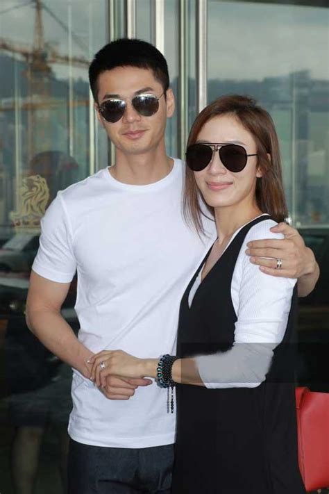 新婚夫婦楊怡羅仲謙離開酒店雙雙把家還 如膠似漆秀婚戒再撒虐狗 每日頭條