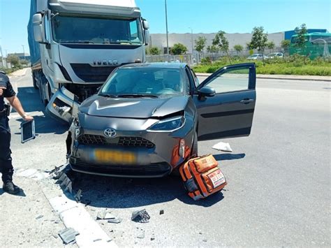 תאונה בין משאית לרכב פרטי בחיפה חי פֹּה תאגיד החדשות של חיפה והסביבה