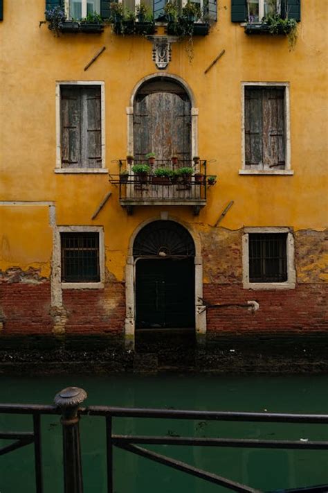베니스의 매력적인 베네치아 운하 하우스 · 무료 스톡 사진