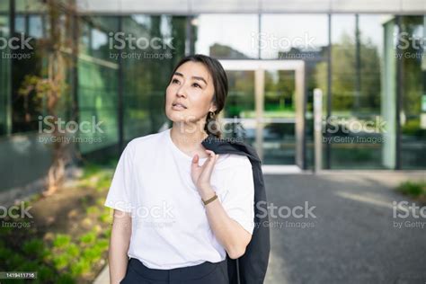 아시아의 자신감 넘치는 비즈니스 여성이 정장을 입고 올려다 봅니다 직업 작업 열망 배너 복사 공간 40 44세에 대한 스톡 사진