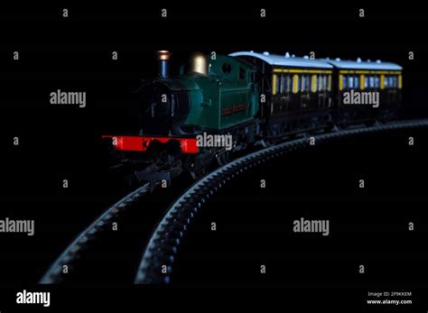 Hornby Oo Gauge Model Train Set With Class 101 Holden 0 4 0t Tank