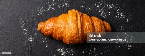 블랙 슬레이트 배경에 신선한 크루아상 맨 위 보기 복사 공간 0명에 대한 스톡 사진 및 기타 이미지 0명 갈색 개념 Istock