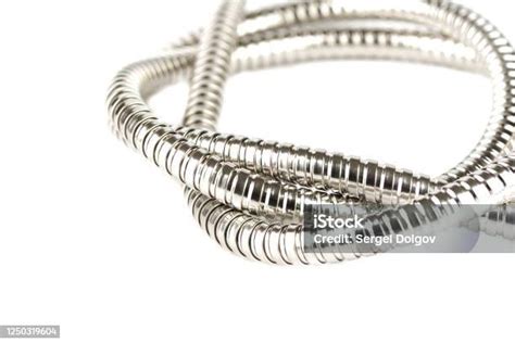 선택적 초점 흰색 배경에 트위스트 금속 골판지 샤워 호스 0명에 대한 스톡 사진 및 기타 이미지 0명 가정 생활 가정용 장비 Istock