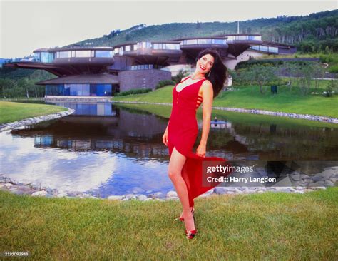 Barbi Benton Actress Model Poses In Front Of Her Home In Asen News