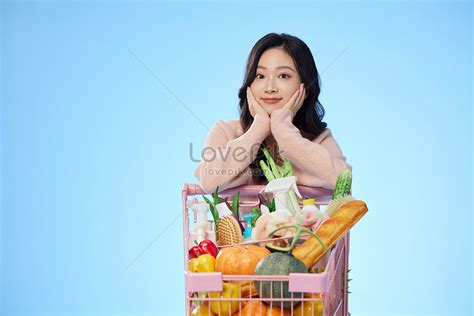 쇼핑 카트를 밀고 있는 여자 사진 무료 다운로드 Lovepik