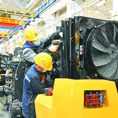 循总书记足迹 看新时代壮乡丨自主创新铸重器——回访广西柳工集团有限公司装载机发展挖掘机