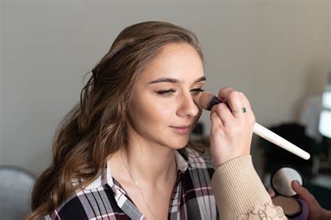 메이크업 아티스트는 브러쉬로 소녀의 얼굴에 파우더를 적용합니다 2명에 대한 스톡 사진 및 기타 이미지 2명 가루로 빻은 건강관리와 의술 Istock