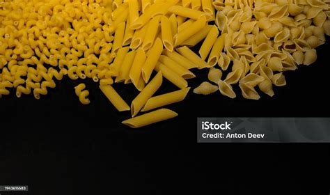 다양한 종류와 모양의 드라이 이탈리안 파스타 텍스트를 위한 공간이 있는 파스타 배경입니다 0명에 대한 스톡 사진 및 기타 이미지 Istock