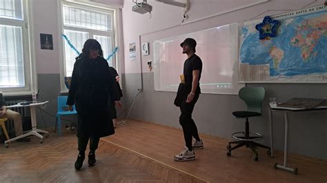 „Може би знаете някое специално място където се събират те хората които гледаме всяка вечер в