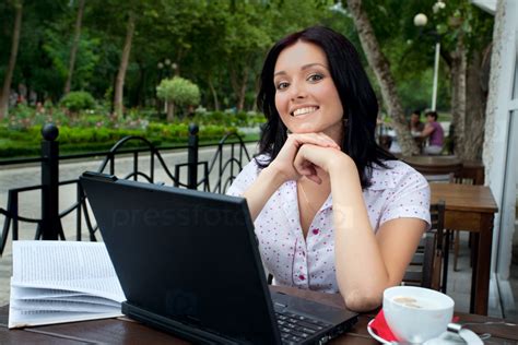 Фотография на тему Портрет девушки в кафе с ноутбуком Pressfoto