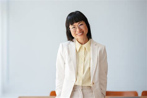 아름답고 자신감 넘치는 아시아 사업가가 사무실에 서서 웃고 있는 모습 기업 비즈니스에 대한 스톡 사진 및 기타 이미지 기업 비즈니스 미소 밝은 빛 Istock