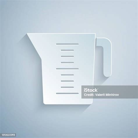 종이 잘라 회색 배경에 고립 된 건조하고 액체 음식 아이콘을 측정하기 위해 측정 컵을 잘라 손잡이가 달린 플라스틱 졸업 비커 종이 아트 스타일 벡터 3차원 형태에 대한 스톡