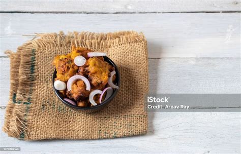 양파 또는 Pyaz Pakoda는 삼베 직물에 생 양파 슬라이스가 있는 검은 그릇에 복사 공간이 있는 격리된 흰색 나무 배경 0명에 대한 스톡 사진 및 기타 이미지 Istock