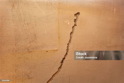 작업 프로세스 Groove 또는 전기 인터넷 케이블 및 전기 쫓는 벽 콘센트 전에 석고 및 그림을 아파트에 벽 건설 리 모델링