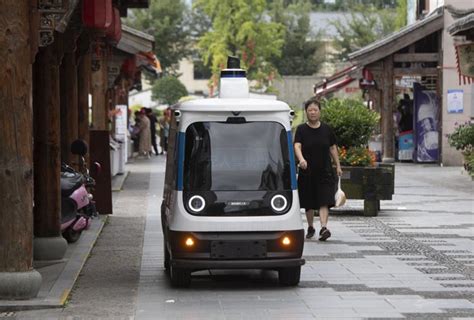山村无人快递车“上岗”（组图）