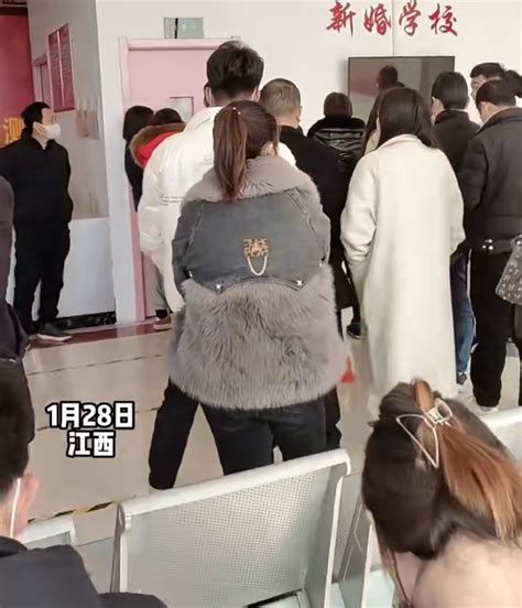 躲过了三年疫情躲不过破裂的感情，年后上班第一天，各地民政局离婚的人排到门外离婚感情新冠肺炎新浪新闻
