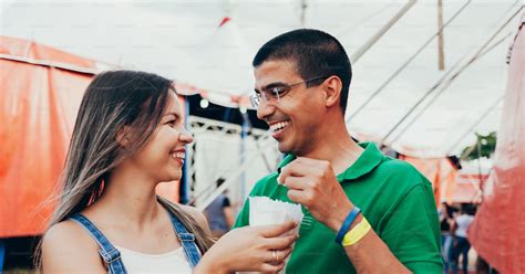 젊은 부부는 놀이 공원이나 서커스에서 하루를 즐긴다 사진 Unsplash의 로맨스 이미지