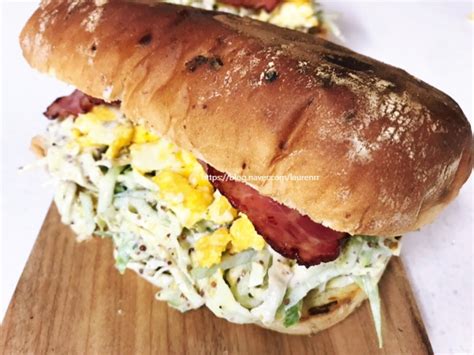 건강한 오이 양배추 샐러드 샌드위치